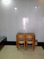 Quarto casal conforto de uso individual, vista para o pátio | Opções para refeição