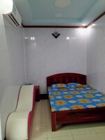 Quarto casal conforto de uso individual, vista para o pátio | Escrivaninha, espaço de trabalho para notebook, Wi-Fi de cortesia