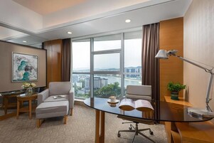 Quarto Duplo Superior, varanda, Vista para a cidade | Sala de estar | Televisor de ecrã plano de 40 polegadas com canais por cabo 