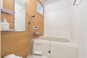 Casa família, vista para a cidade | Banheiro | Banheira e chuveiro separados, produtos de toalete biodegradáveis