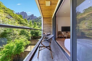 Quarto triplo família, sacada, vista para o pátio | Terraço/pátio