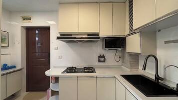 Suíte superior | Cozinha privada | Geladeira, micro-ondas, cooktop, produtos de limpeza