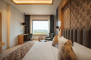 Quarto casal premium, vista para a colina | Cofres nos quartos, cortinas blackout, quartos à prova de som