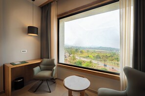 Quarto casal premium, vista para a colina | Cofres nos quartos, cortinas blackout, quartos à prova de som