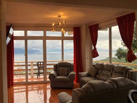 Apartamento Deluxe, varanda, vista para o lago | Sala de estar