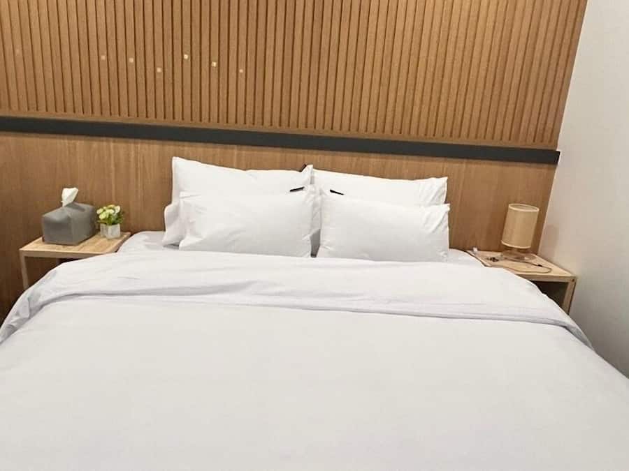 Quarto casal standard | Individualmente decorados, individualmente mobiliados, escrivaninha