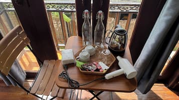 Quarto casal superior, vista para a cidade | Alimentação e bebidas