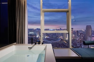 Quarto Superior, banheira de hidromassagem grande, Vista para a cidade | Casa de banho | Um polibã e uma banheira separados, um chuveiro fixo