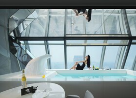 Suite-Estúdio de Luxo, banheira de hidromassagem grande, Vista para a cidade | Edredões de penas, cofre no quarto, cortinas/cortinados opacos