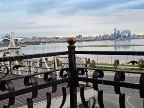 Apartamento, varanda, vista para o mar | Terrenos do alojamento