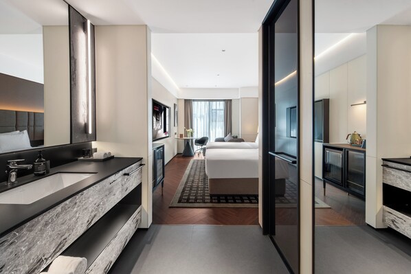 Quarto duplo superior, vista para a cidade | Edredons de pluma, frigobar (abastecido com itens grátis), escrivaninha