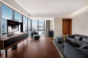 Suite Executiva, Vista para a cidade | Sala de estar | Televisor LED de 65 polegadas com canais por cabo