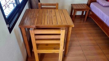 Quarto standard, 1 cama King | Área de estar | TV