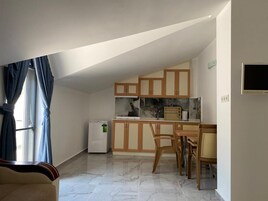 Apartamento standard | Cozinha privada | Geladeira, cooktop, talheres/pratos/utensílios de cozinha