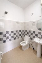 Quarto Duplo Deluxe | Casa de banho | Um polibã, um chuveiro fixo, chinelos, toalhas fornecidas