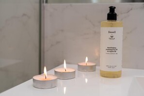 Apartamento Deluxe, varanda | Comodidades da casa de banho