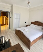 Quarto clássico, sacada, vista para a cidade