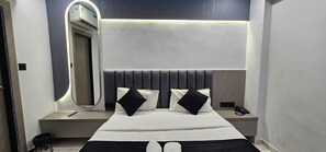 Quarto Duplo Deluxe, Vista para a cidade | Cofre no quarto, secretária 