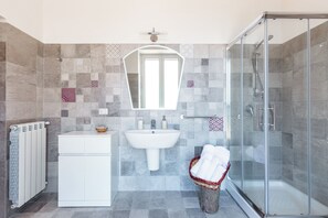 Vila (2 Bedrooms) | Banheiro | Chuveiro, bidê, toalhas de banho 