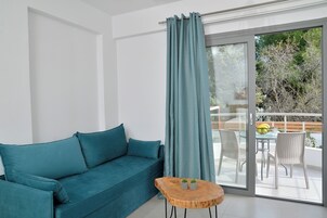 Estúdio Comfort, vista para o jardim | Sala | Smart TV de 32 de polegadas com canais digitais, Netflix, Hulu 
