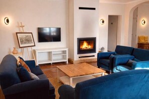 Apartamento família, varanda, vista para o pátio | Área de estar