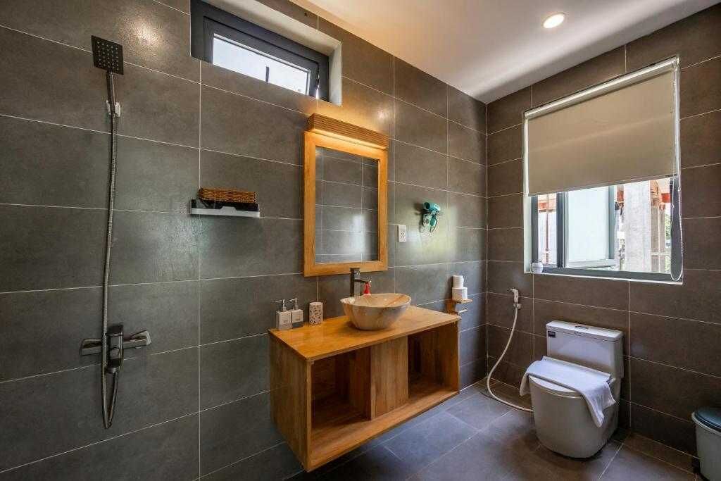 Quarto Duplo Deluxe, vista para a piscina | Casa de banho