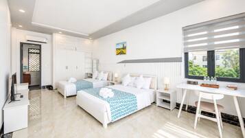 Quarto família, vista para o oceano | Escrivaninha, roupa de cama
