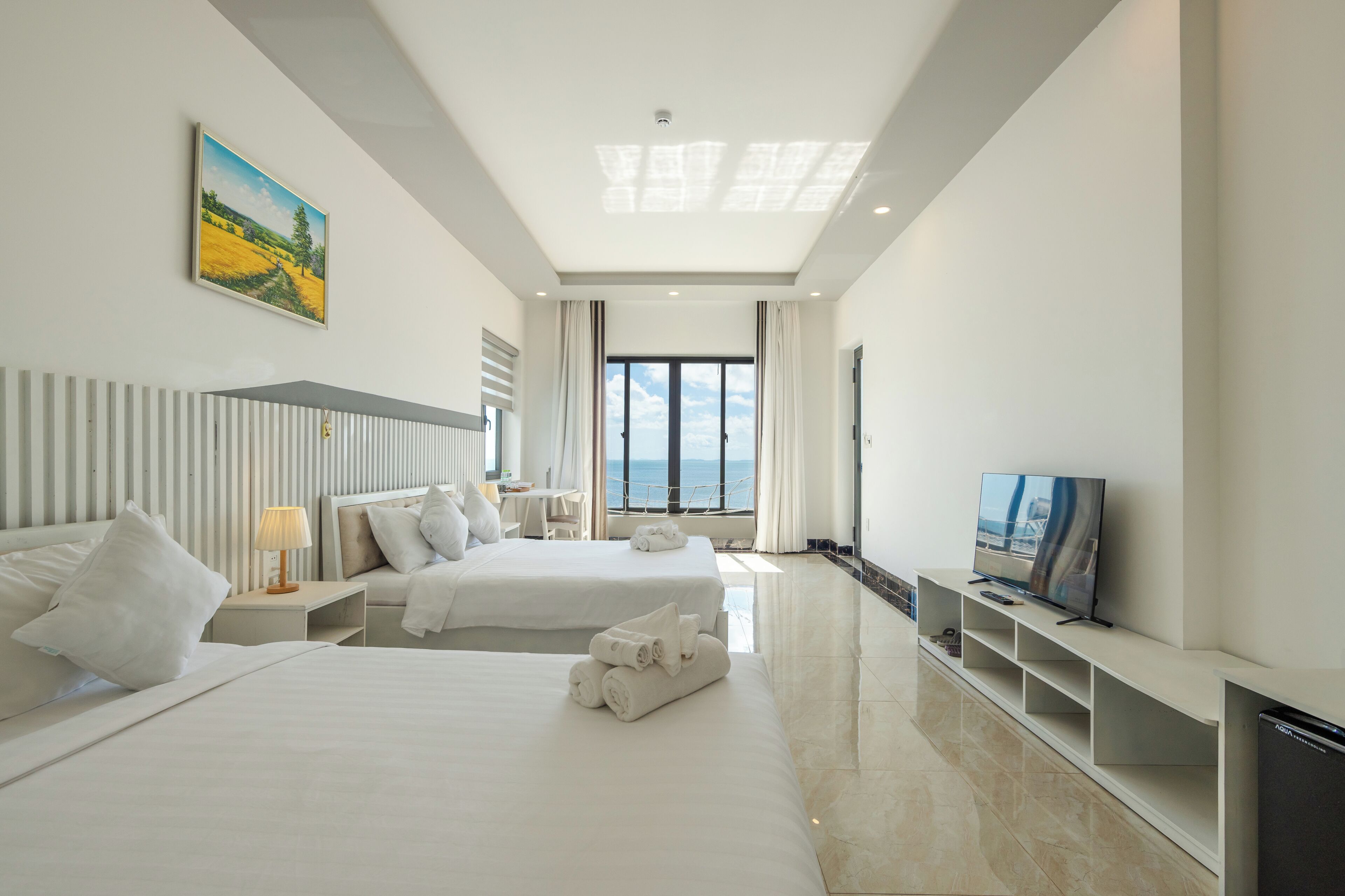 Quarto Quádruplo Deluxe, 2 camas de casal, vista para o mar | Cofre no quarto, secretária 