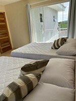 Quarto quádruplo standard, vista para a piscina