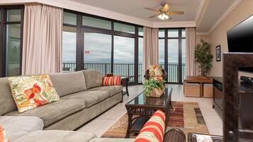 Condo, 3 quartos | Área de estar