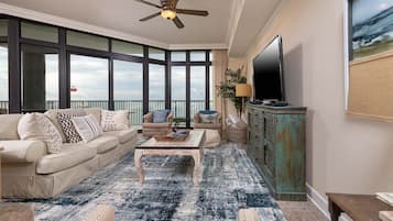 Condo, 3 quartos | Área de estar