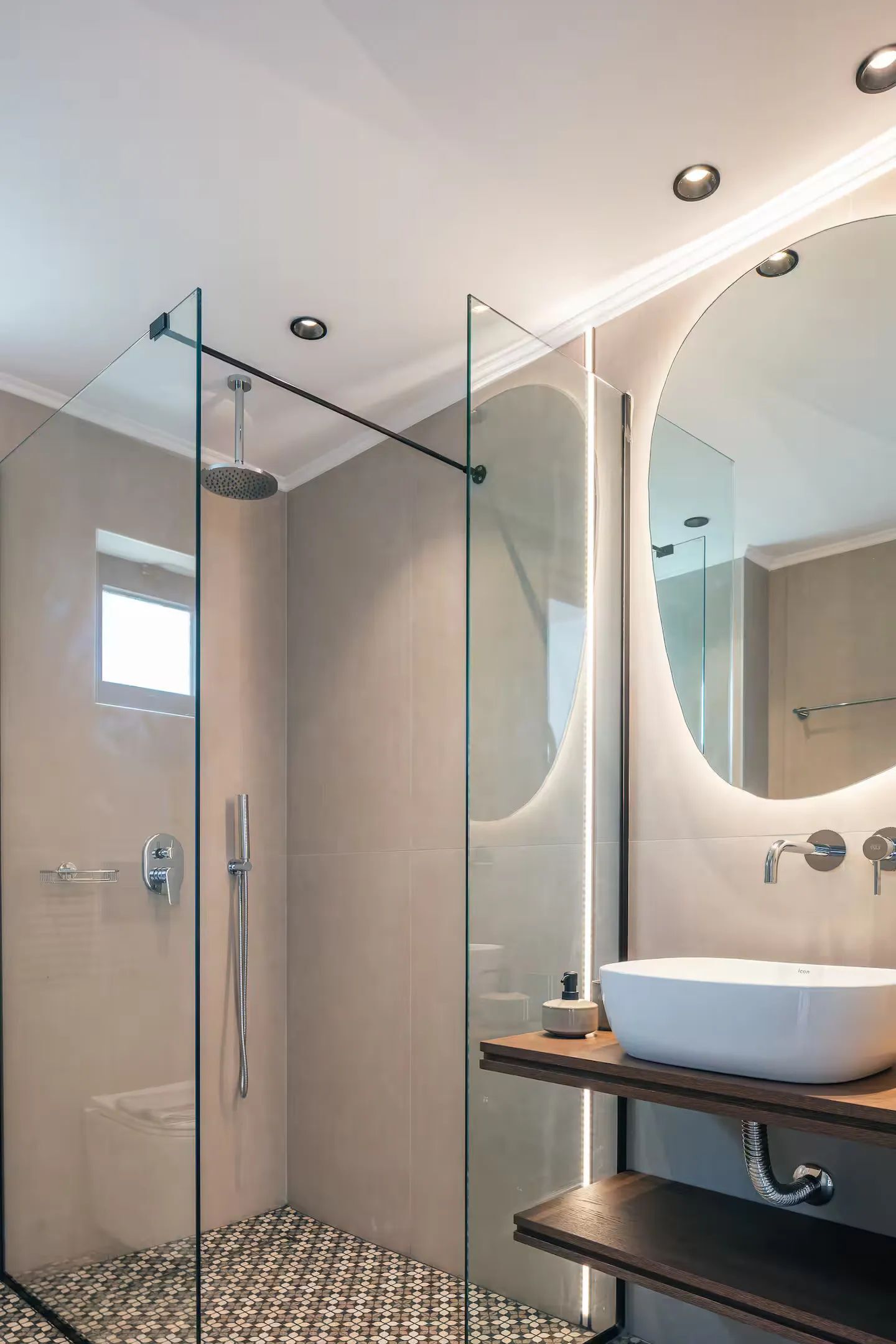 Quarto casal luxo | Banheiro | Chuveiro, produtos de toalete grátis, secador de cabelo 