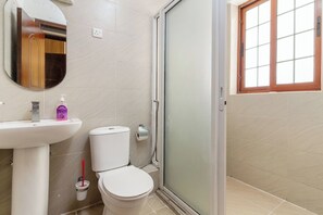 Toalhas de banho, sabonete, shampoo, papel higiênico