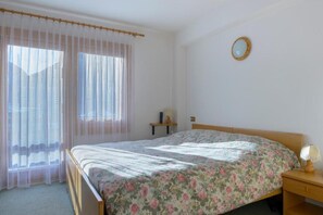 Quarto casal ou duplo standard, sacada, vista para a montanha | Cofres nos quartos, escrivaninha, Wi-Fi de cortesia