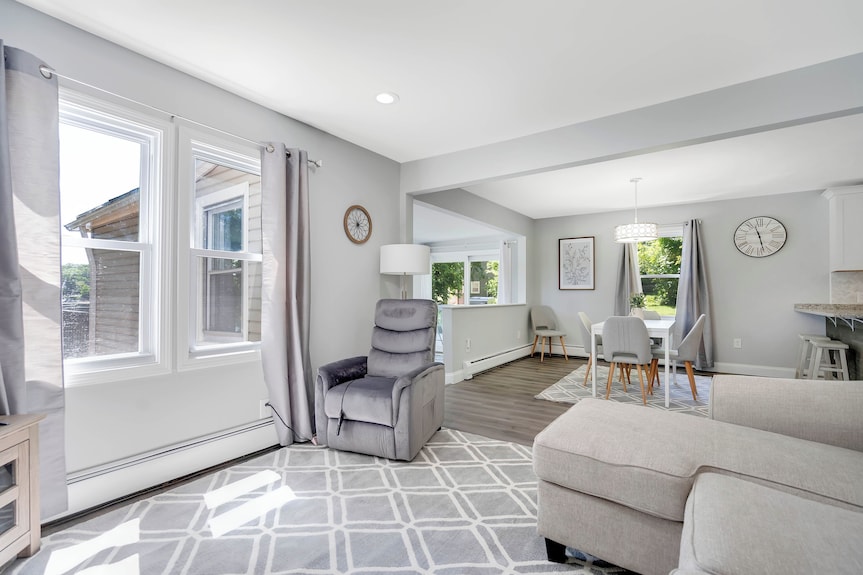 Spacious 4-bedroom House On The Water! - Wallingford, CT