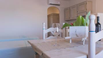 Apartamento, 1 quarto | Sala de jantar