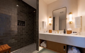 Quarto Individual Deluxe, vista para o pátio | Casa de banho | Um polibã, um secador de cabelo, roupões, chinelos