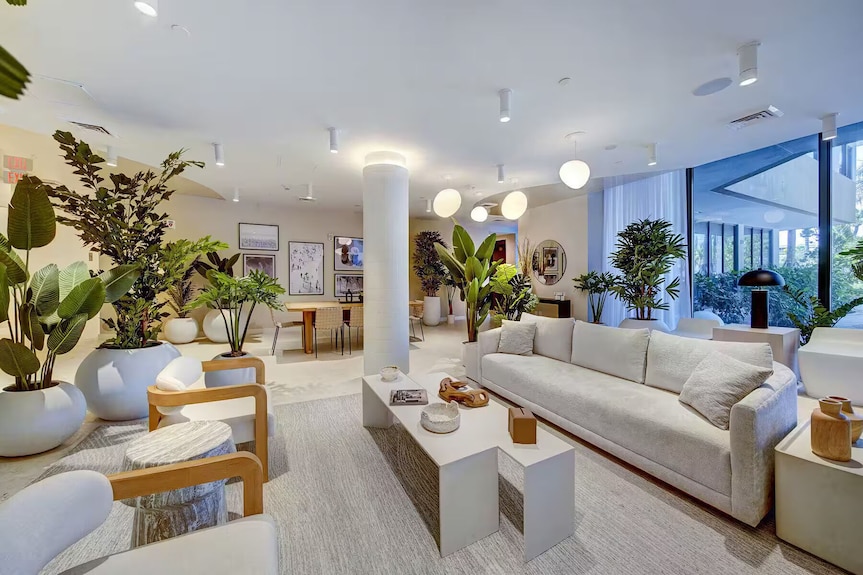 Luxury 2br/2ba W/ Pool & 50ft Balcony 1mi To Beach 8min To Fll - Dania Beach, FL