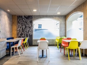 Café da manhã com buffet todos os dias mediante uma taxa