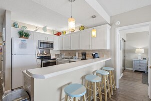Apartamento em Condomínio Fechado, várias camas (Romar Place 202) | Cozinha privada