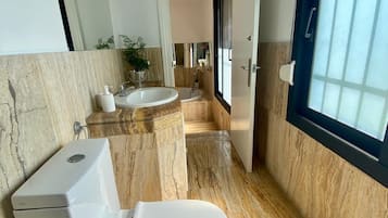 Vila, vários quartos, banheira adaptada, ar-condicionado | Banheiro | Chuveiro/banheira combinados, produtos de toalete grátis