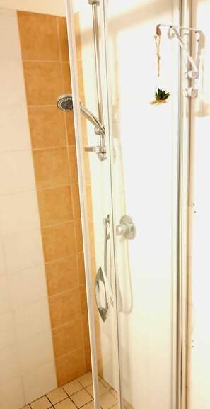 Quarto quádruplo família, para não fumantes, vista para a cidade | Banheiro | Chuveiro, secador de cabelo, toalhas de banho, sabonete