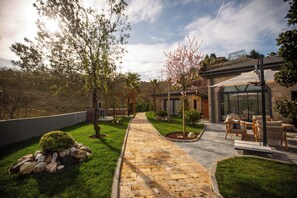 Villa Superior, vista para a montanha | Terraço/pátio interior