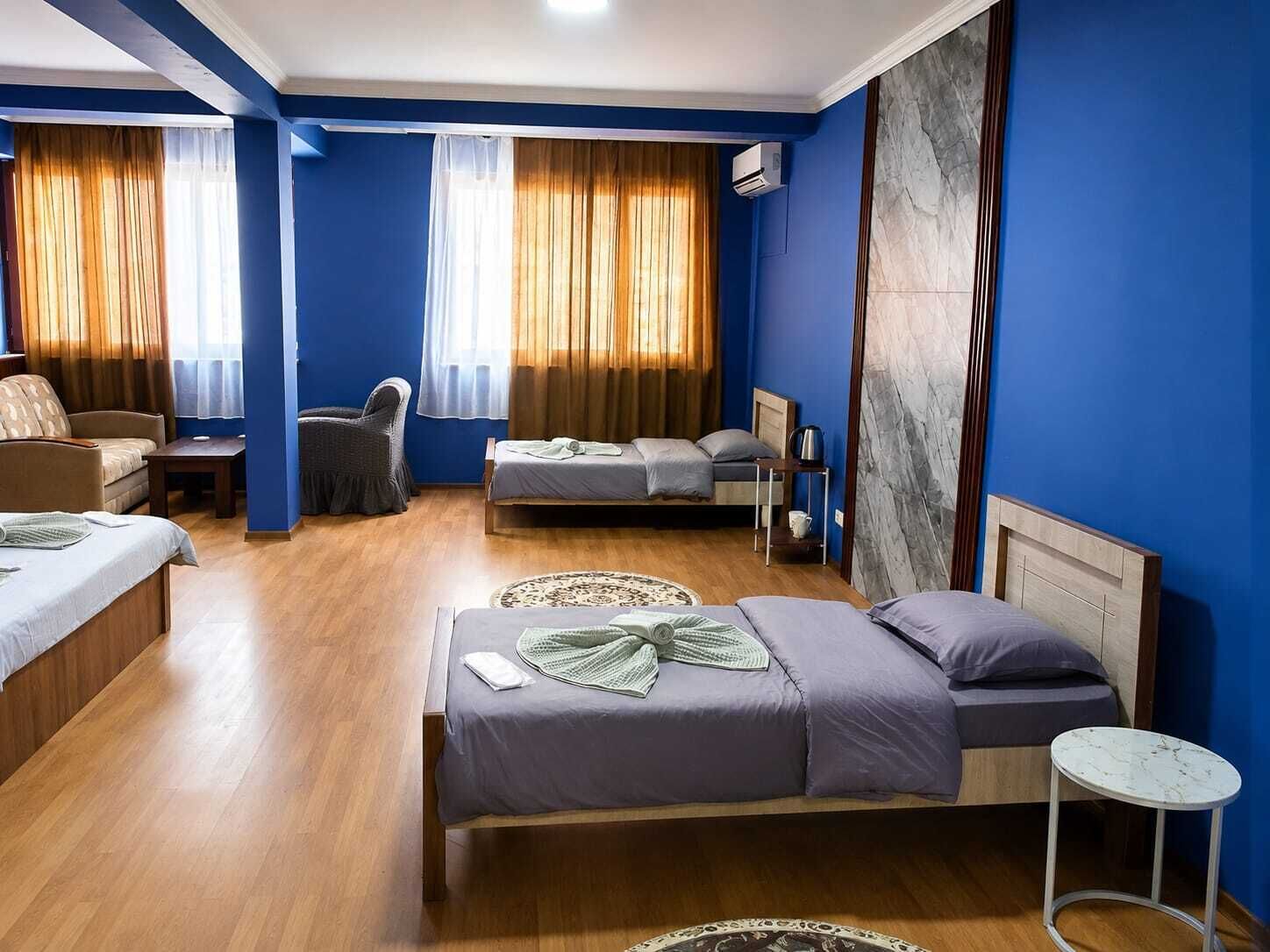 Quarto quádruplo clássico, vista para a cidade | Escrivaninha, Wi-Fi de cortesia