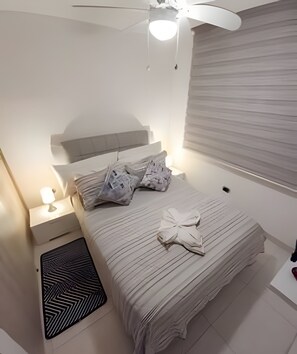 Apartamento | Cofre no quarto, cortinas/cortinados opacos, ferro/tábua de engomar 