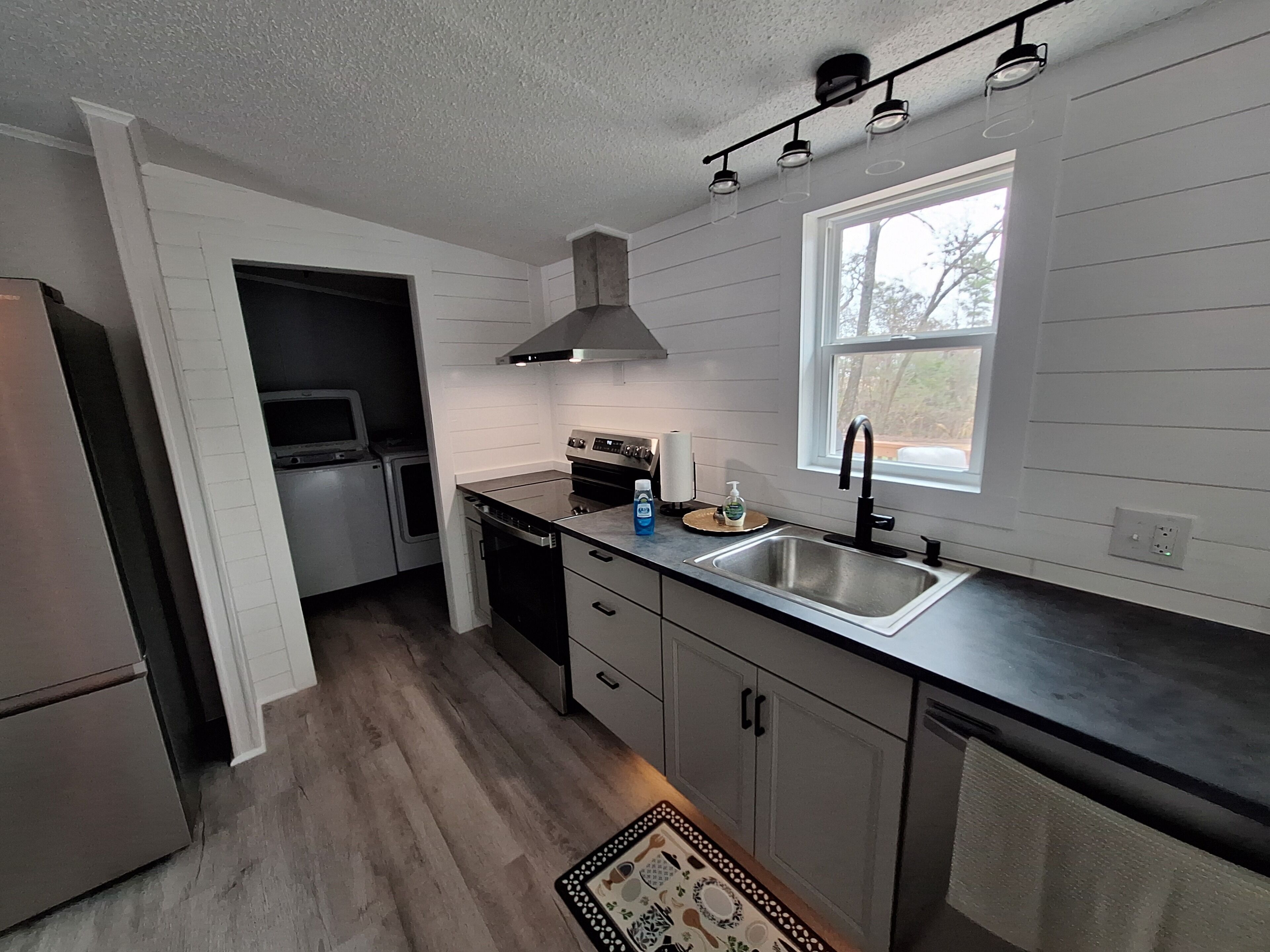 Remodeled Home Just A Skip From The Beach And All The Island Fun. - Sneads Ferry, NC