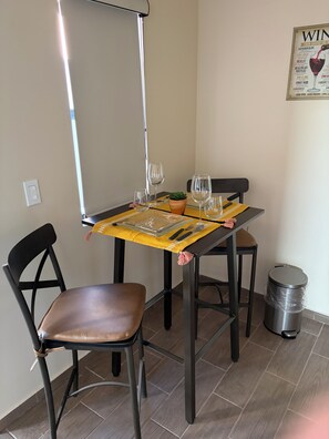 Cabana conforto, 1 quarto, vista para a montanha | Cozinha privada | Frigobar, micro-ondas, cafeteira/chaleira
