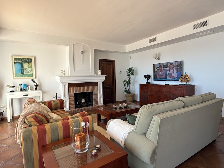 Charming 4-bed Villa, Private Pool & Garden, Overlooking Beach, Sea Views. - Sotogrande