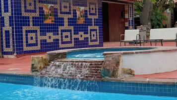 Piscina com cascata
