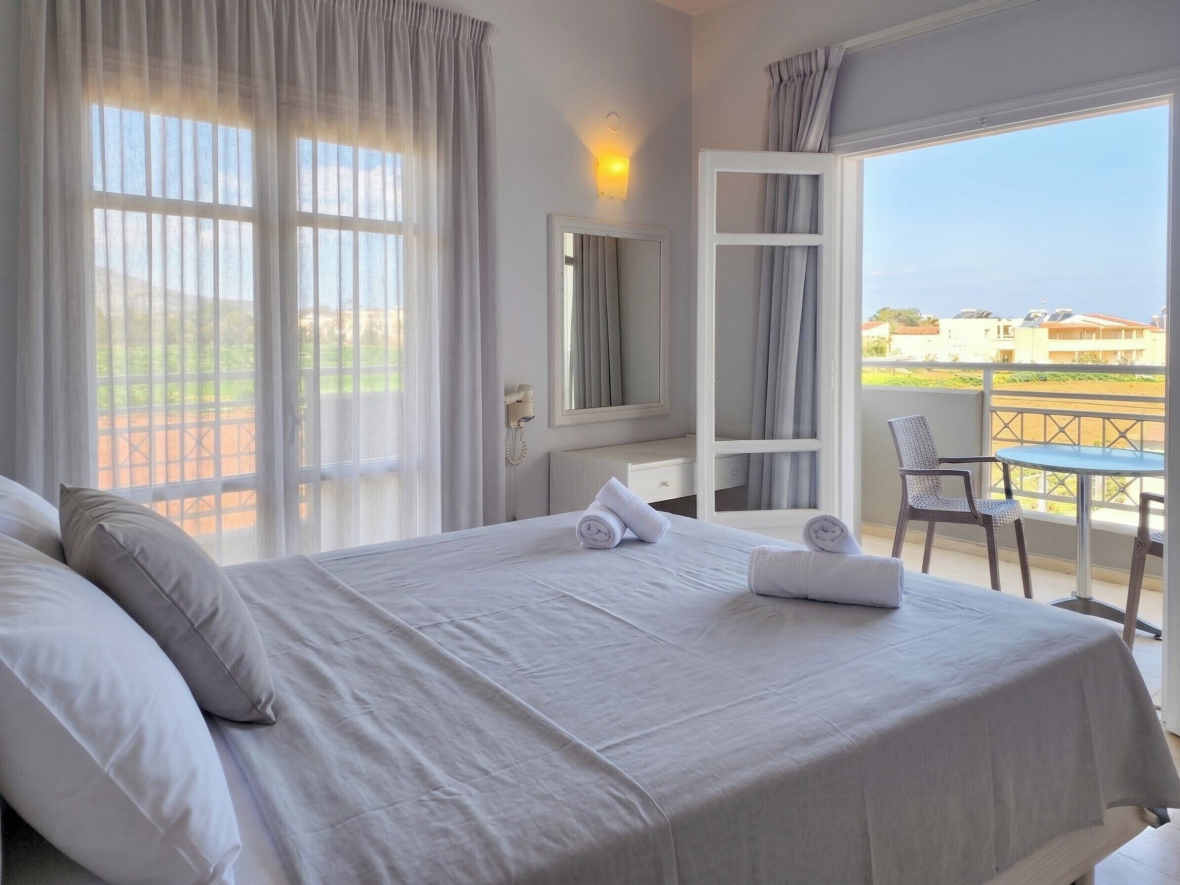 Quarto casal luxo | Cofres nos quartos, cortinas blackout, Wi-Fi de cortesia
